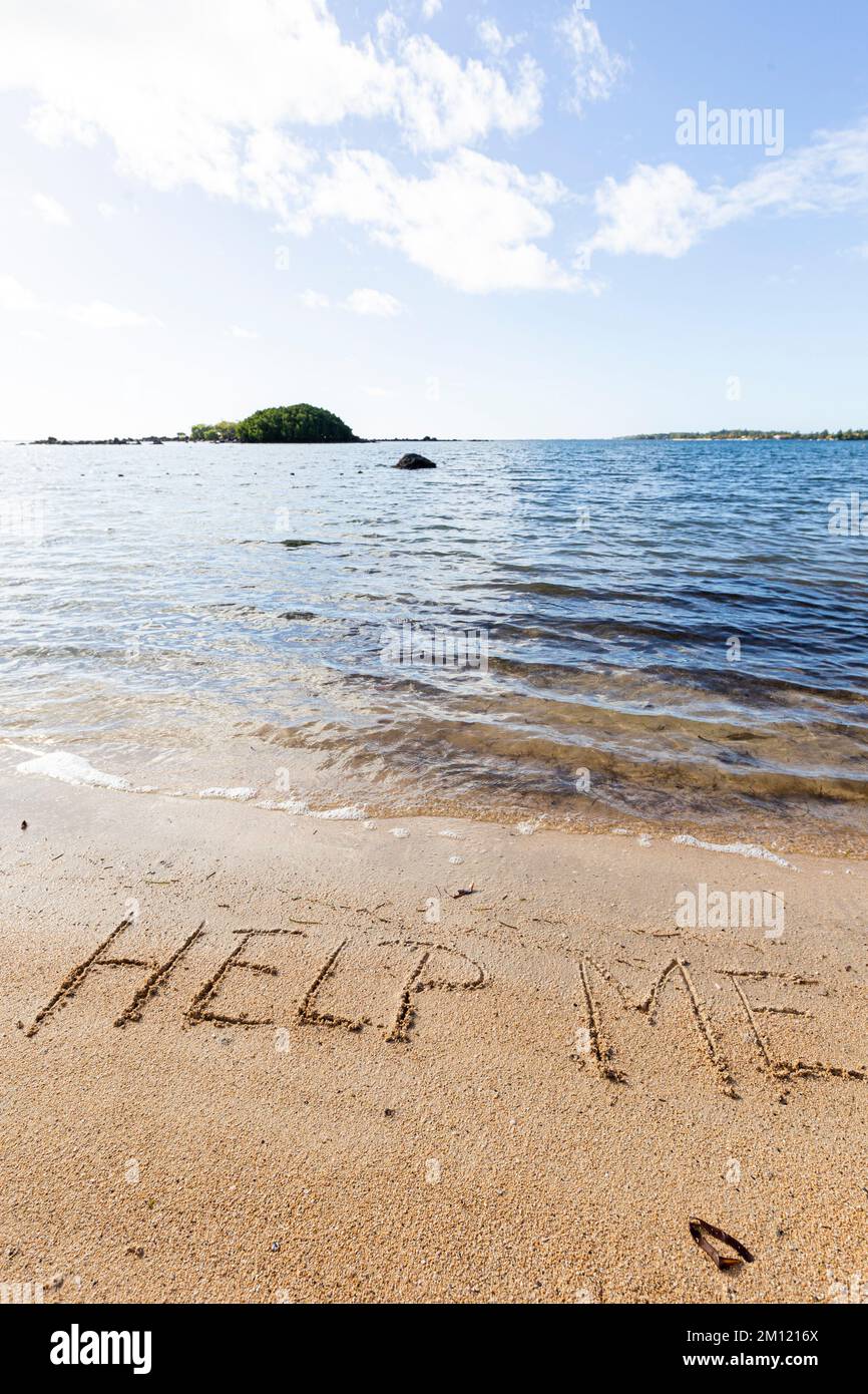 Help written on sand beach Banque de photographies et d’images à haute ...