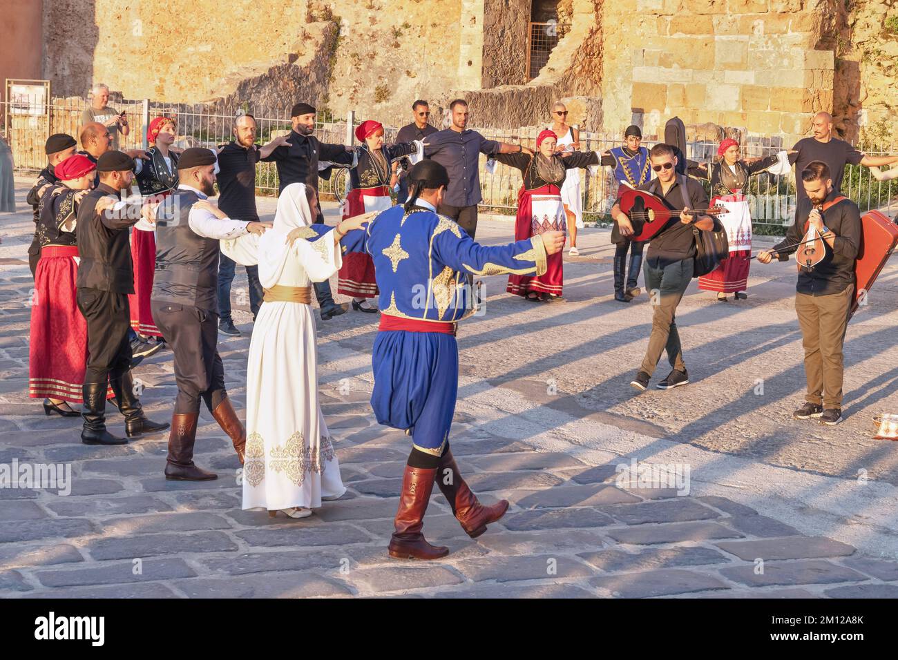 Groupe de personnes qui exécutent la danse traditionnelle grecque, la ...