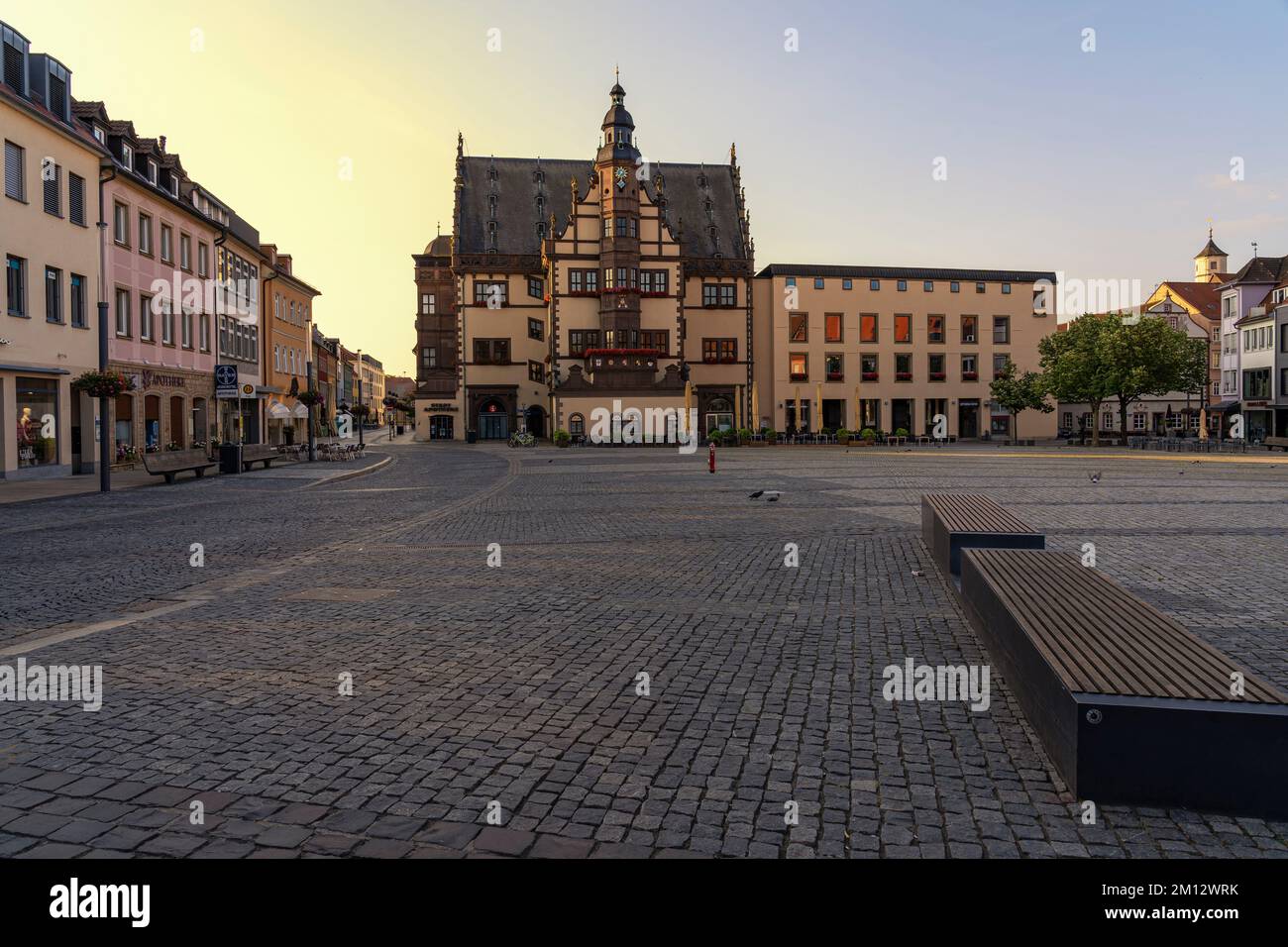 L'hôtel de ville historique à la place du marché de Schweinfurt am main ...