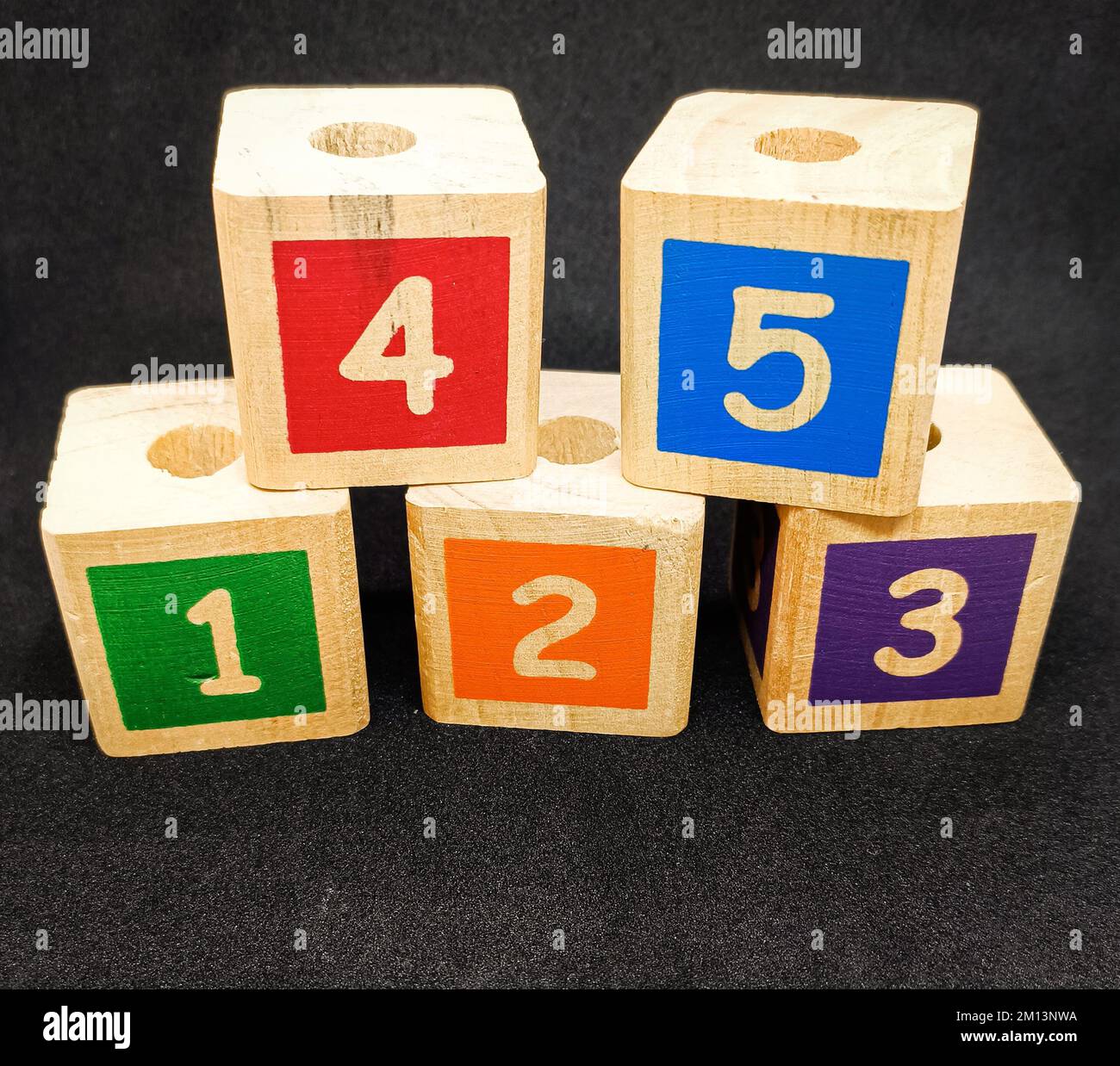 Blocs colorés avec les numéros un deux trois quatre et cinq, c'est un ...