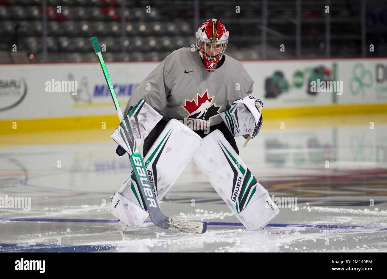 Le gardien de but Thomas Milic travaille sur des exercices au camp de ...