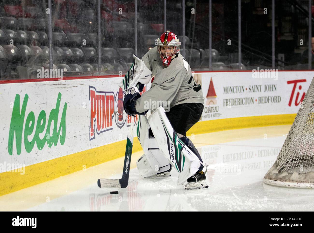 Le gardien de but Thomas Milic travaille sur des exercices au camp de ...