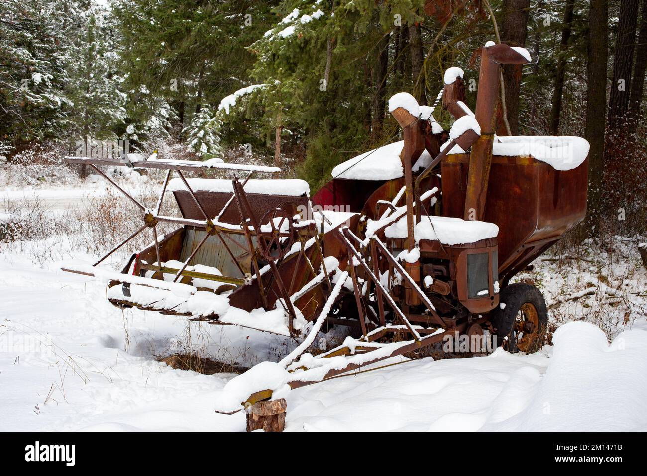 Old combine harvester on farm Banque de photographies et d’images à ...