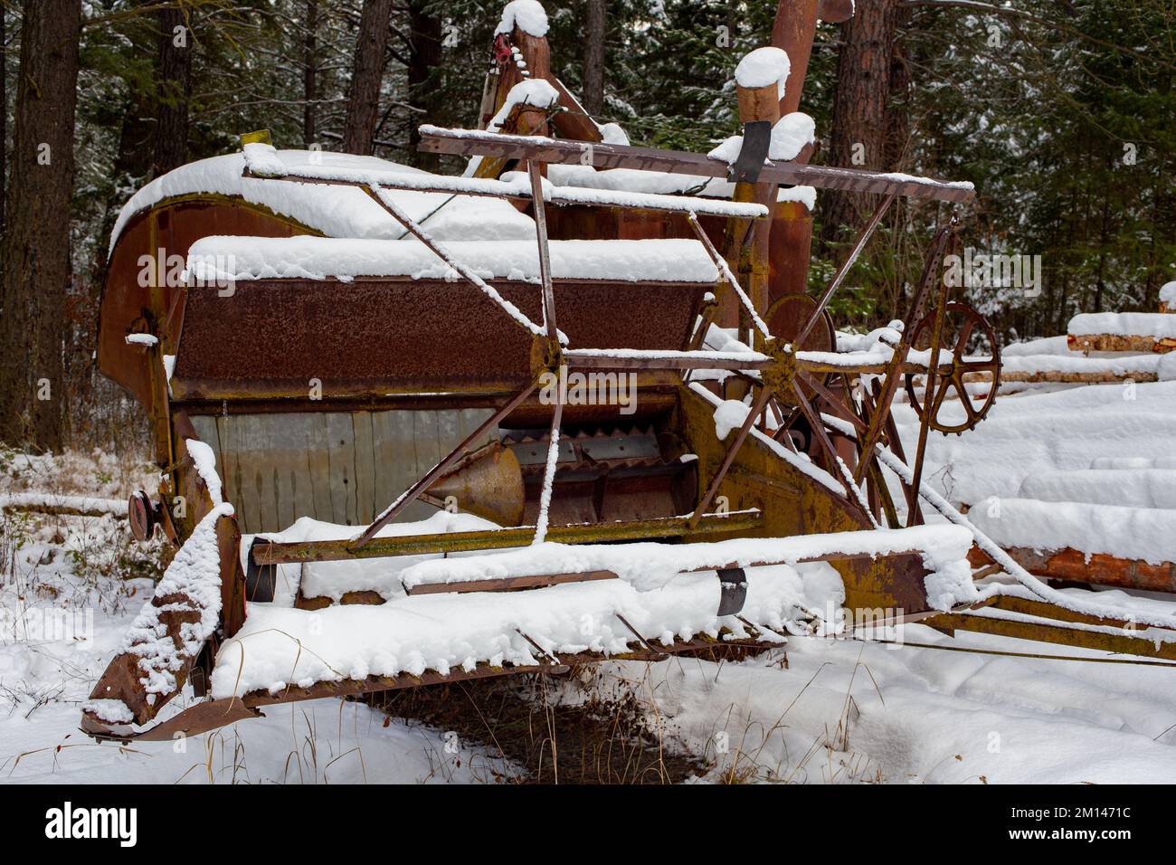 Old combine harvester on farm Banque de photographies et d’images à ...