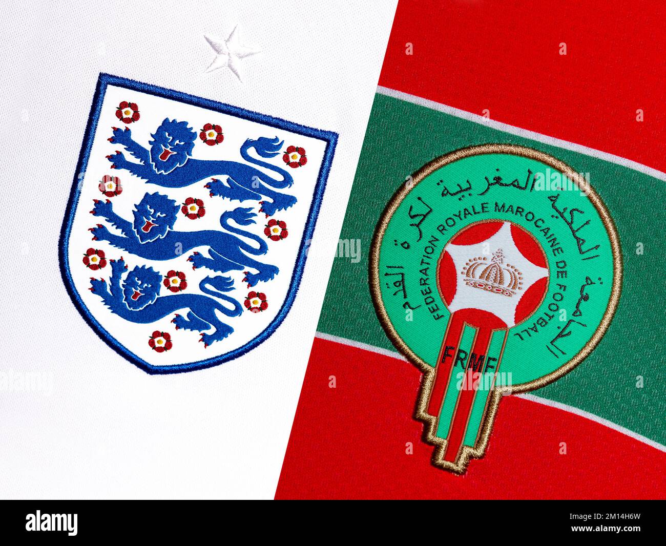 Gros plan de l'écusson de l'équipe nationale de football sur l'ensemble ...
