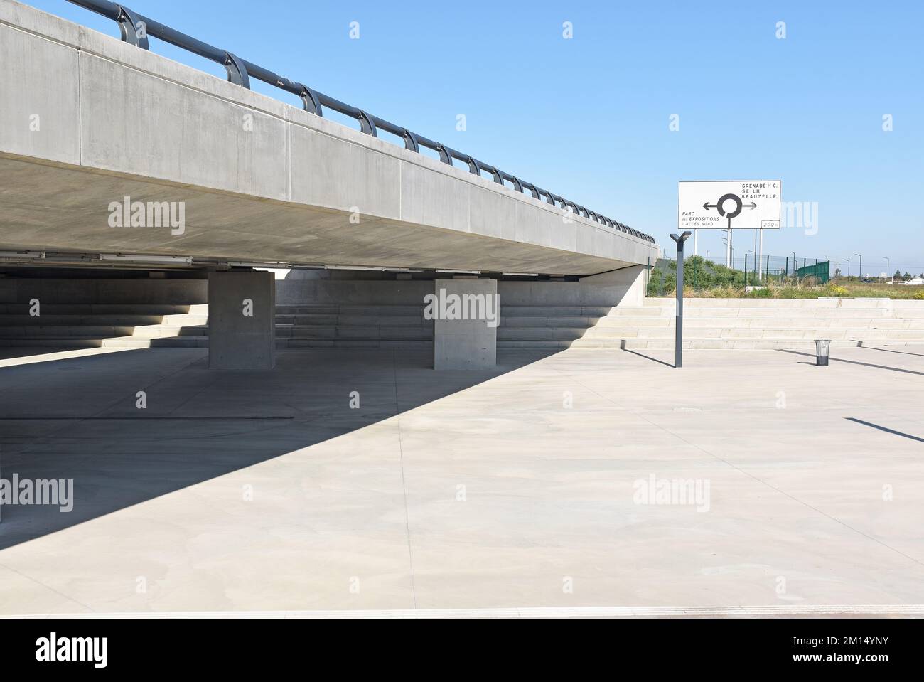 Passage souterrain piétonnier sous la route à deux voies jusqu'à l ...