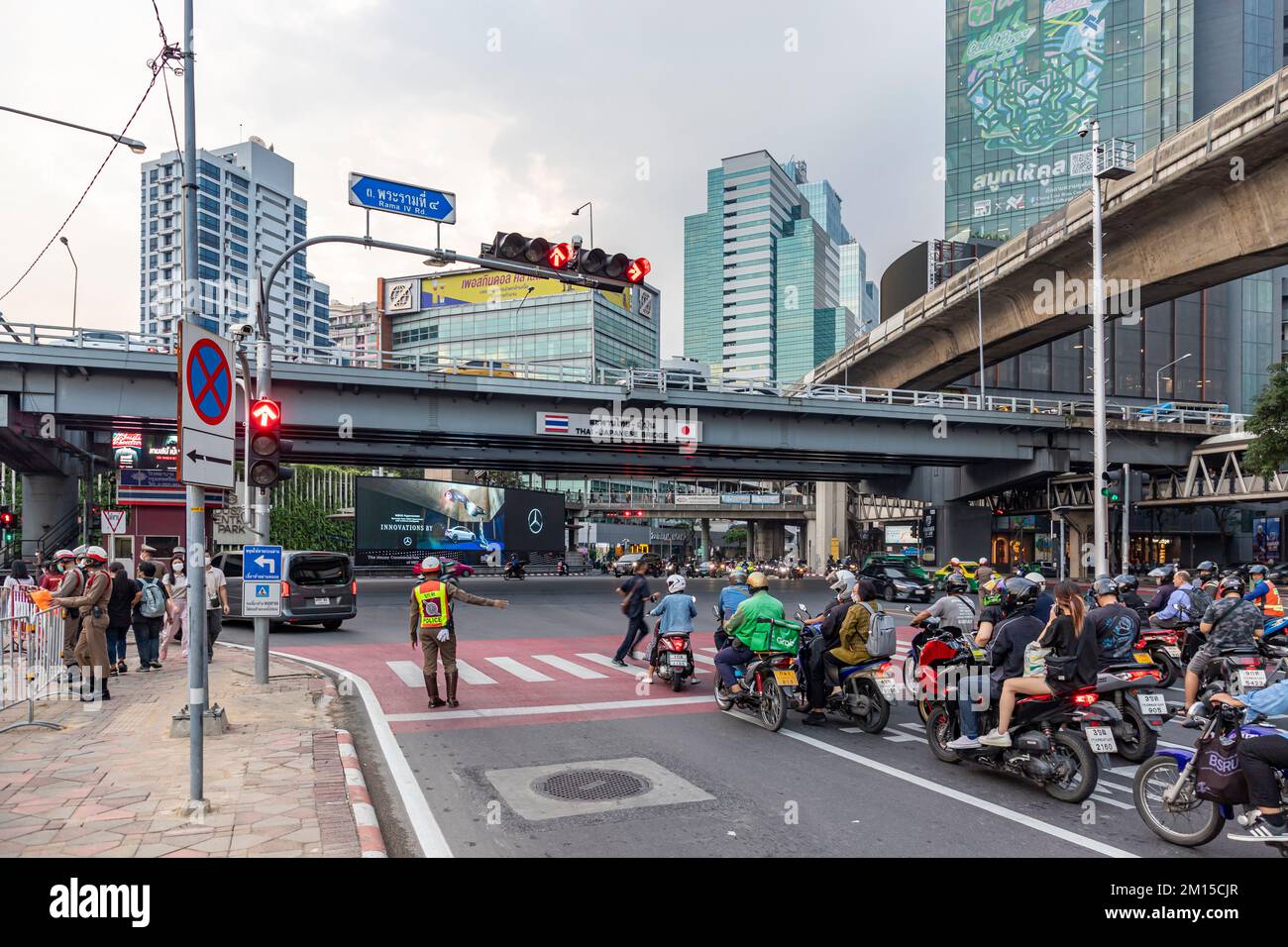 Intersection de la route silom et de la route rama iv Banque de ...