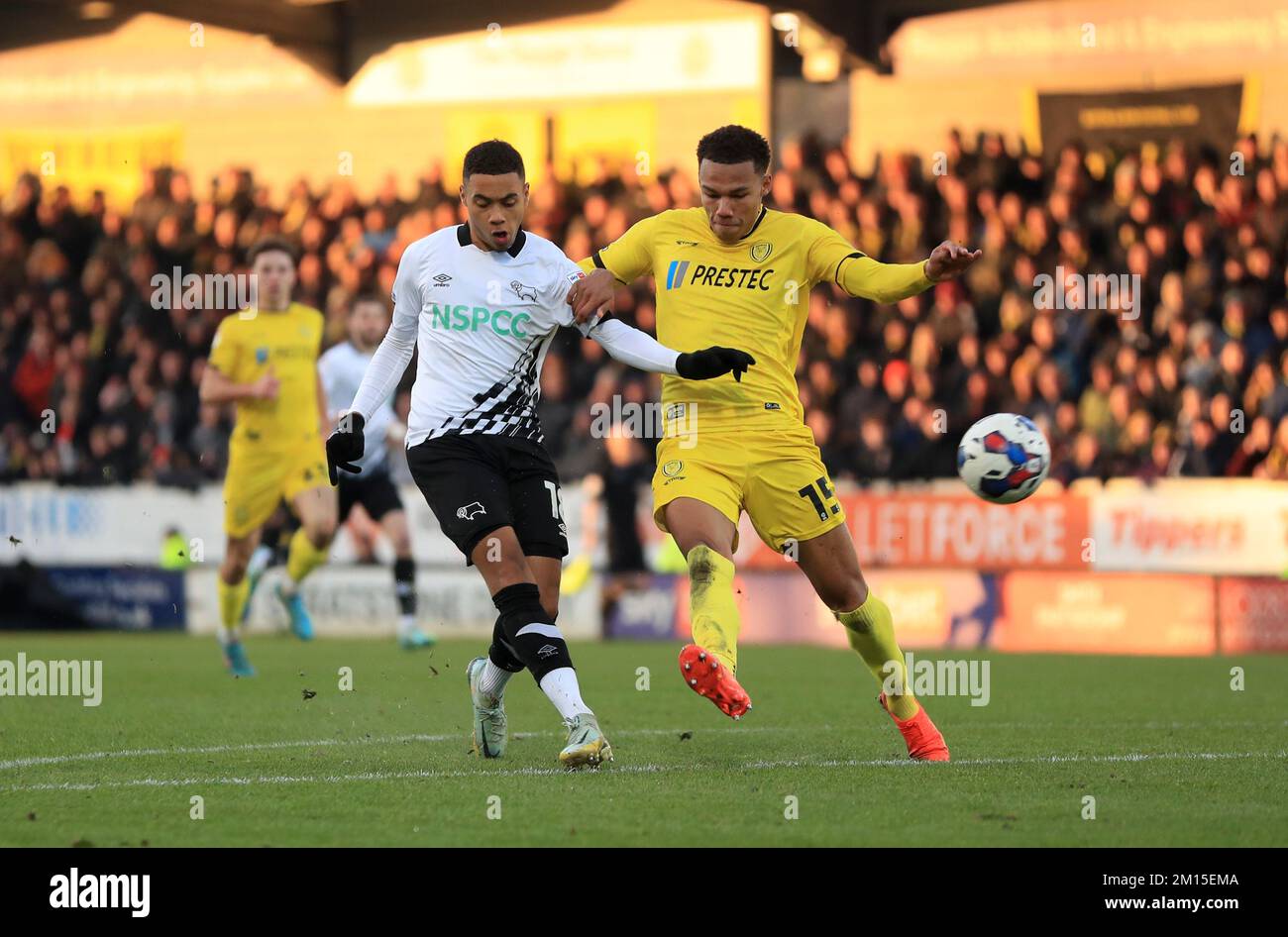Lewis Dobbin du comté de Derby (à gauche) tire sur le but sous la ...