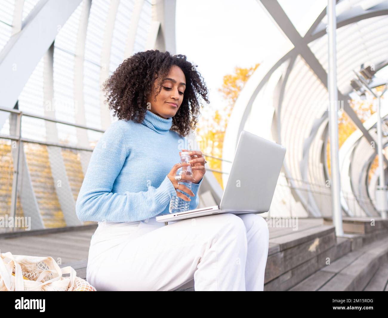Vue latérale de la femme hispanique avec une coiffure afro dans des ...