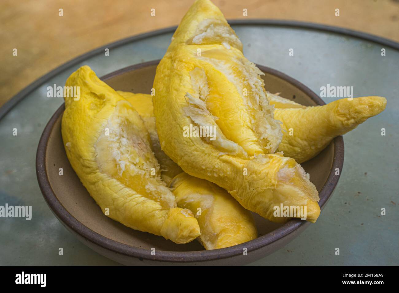 Le durian est un fruit tropical célèbre. Il est originaire des pays de ...