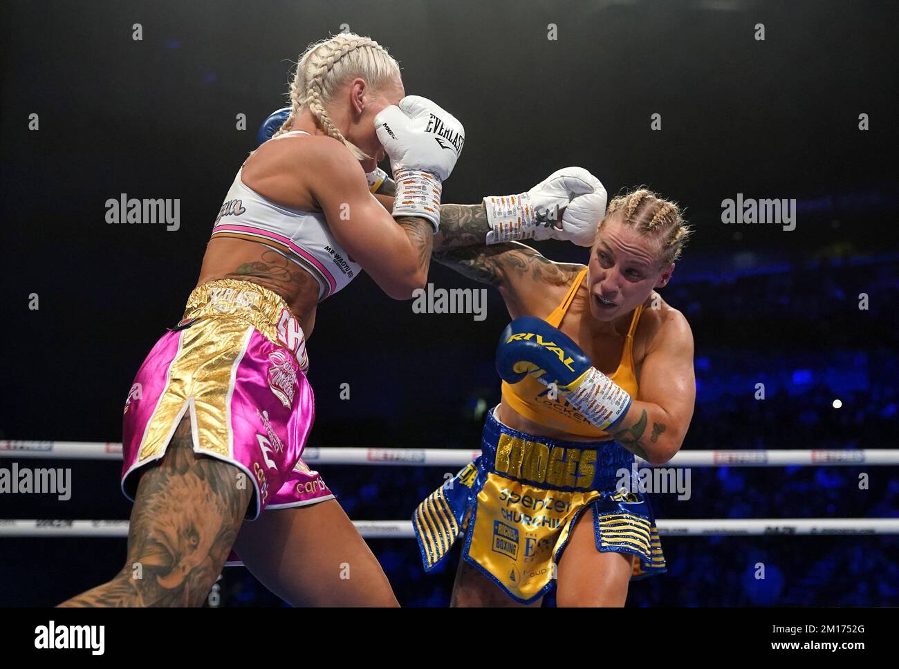 Shannon O'Connell (à gauche) et Ebanie Bridges en action dans leur combat du titre mondial IBF ...