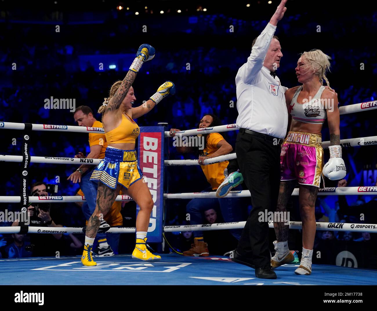 Ebanie Bridges (à gauche) célèbre la victoire sur Shannon O'Connell après leur combat du titre ...