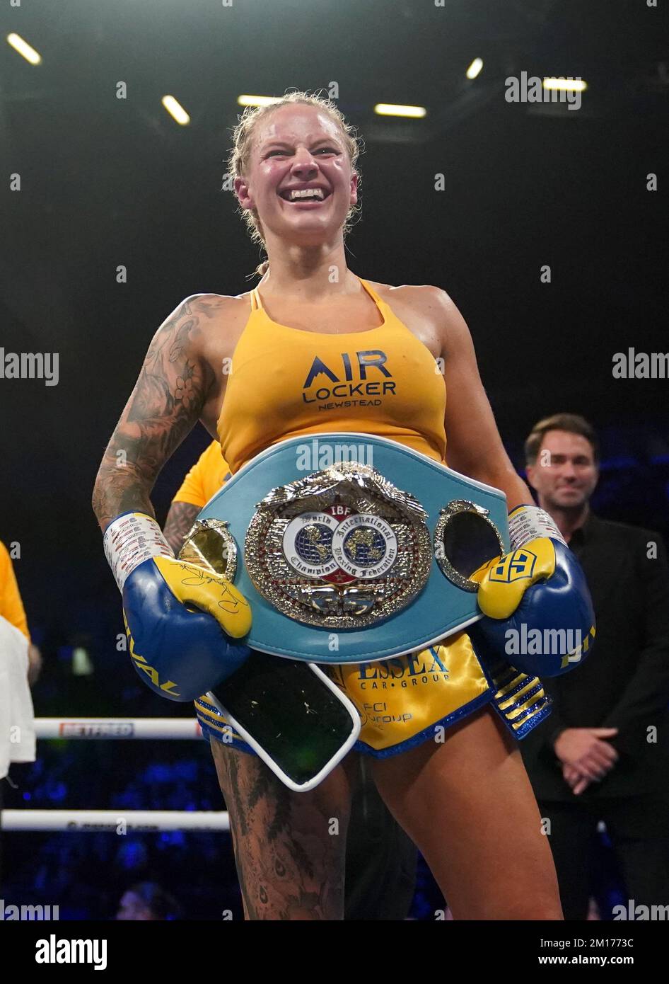 Ebanie Bridges célèbre la victoire sur Shannon O'Connell après leur combat du titre mondial IBF ...