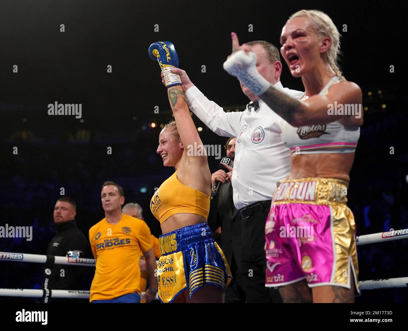 Ebanie Bridges (à gauche) est déclaré vainqueur sur Shannon O'Connell après leur combat IBF ...