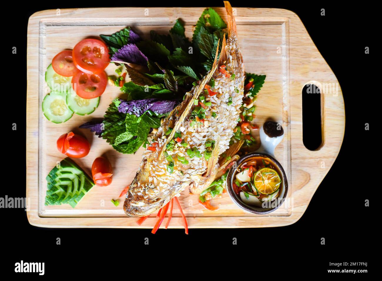 Perchaude grillée en pâte avec légumes et légumes verts sur un tableau ...