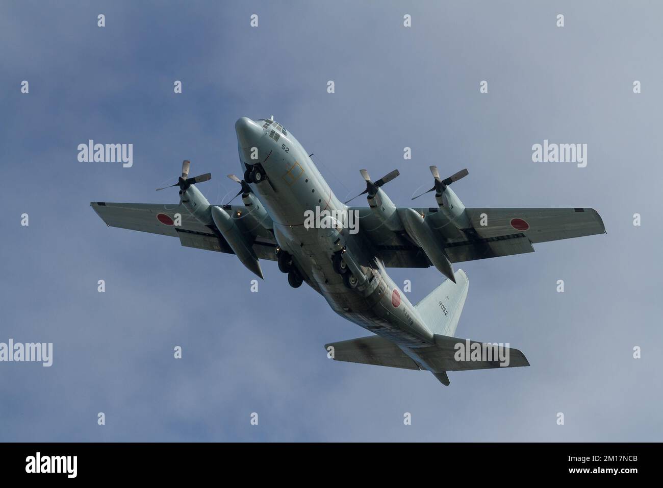 Un Lockheed C-130R Hercules de la Force d'autodéfense maritime ...
