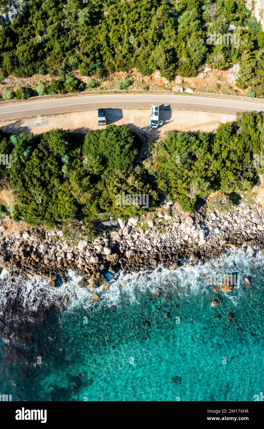 Vue de haut en bas de deux camping-cars stationnés sur une étroite ...