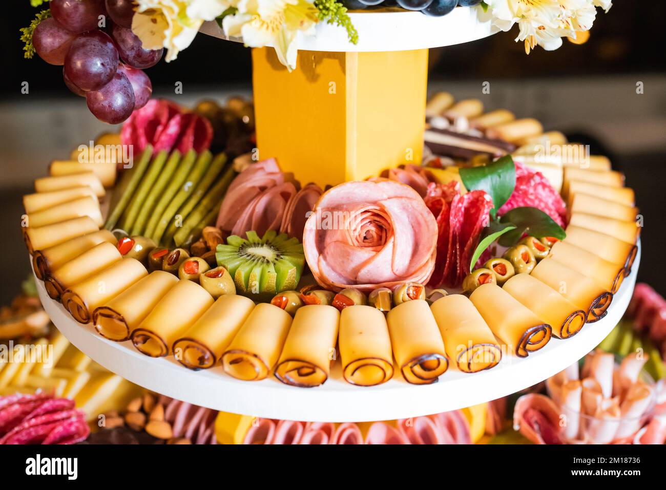 Un thème sélectif d'un tableau de charcuterie servi sur un plateau avec ...