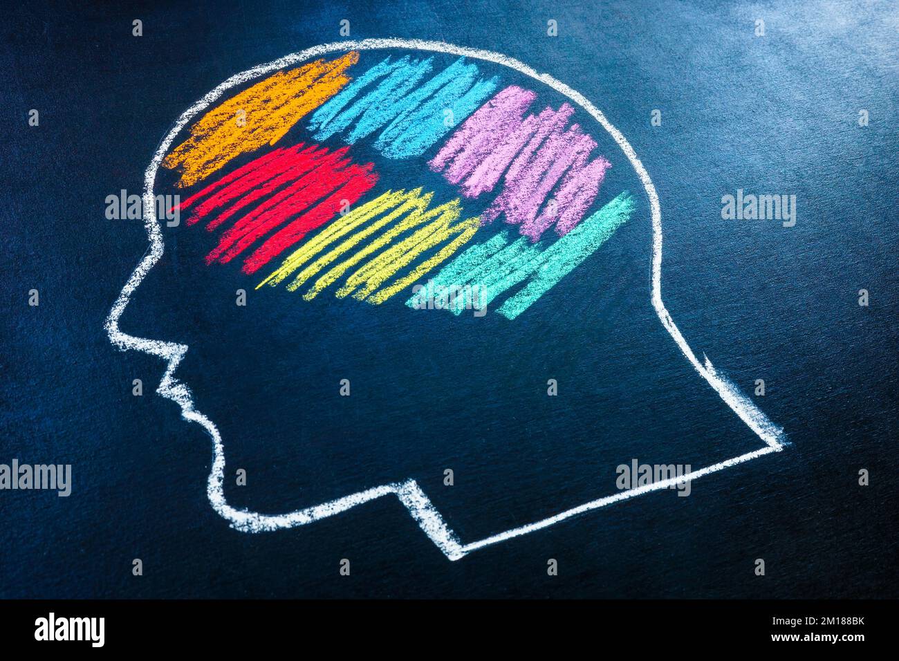 Forme de la tête avec taches de craie colorées comme symbole de ...