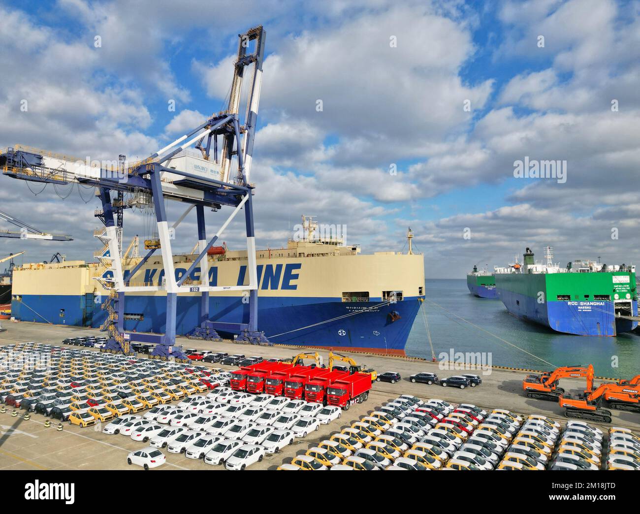 YANTAI, CHINE - le 11 DÉCEMBRE 2022 - Un grand nombre de camions ...