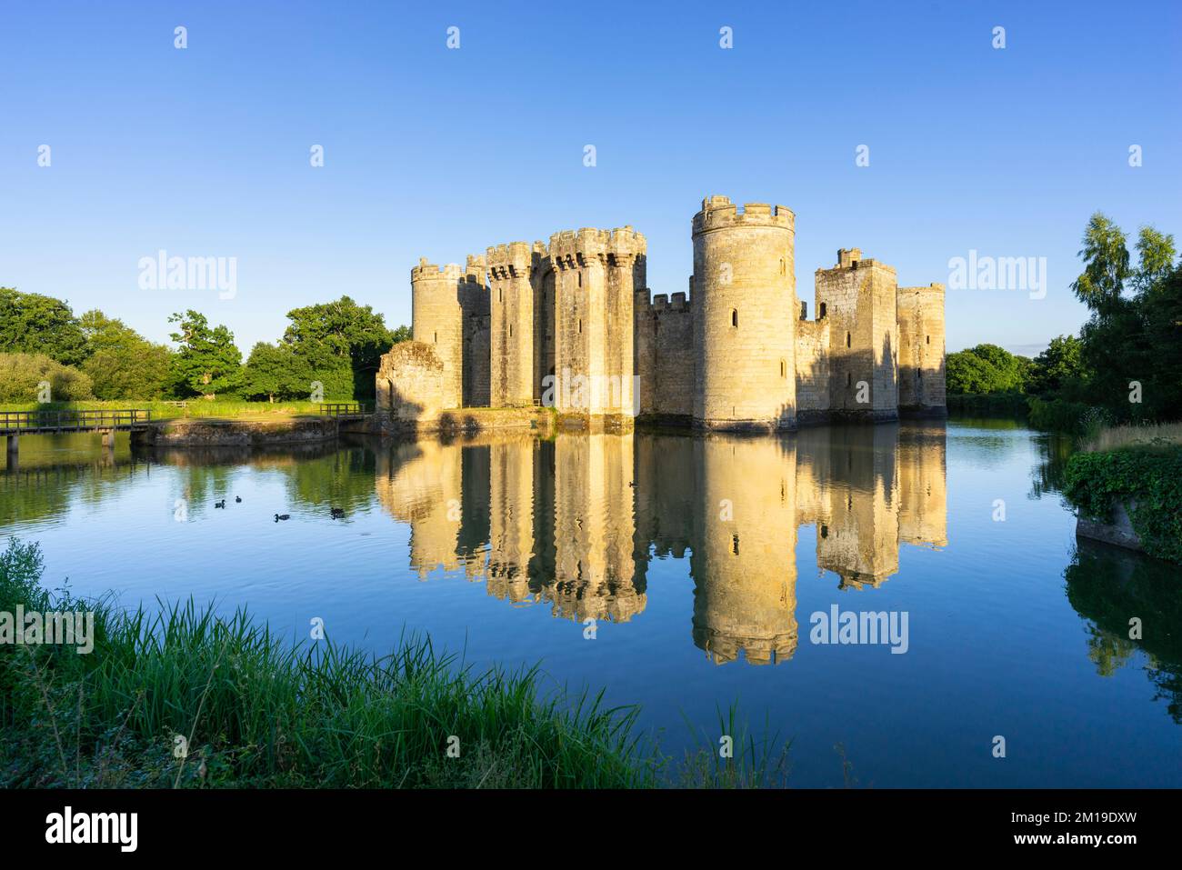 Château de Bodiam avec une réflexion parfaite dans le fossé - Château ...