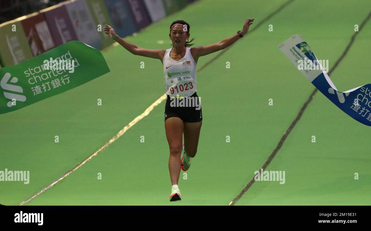 Lo Ying-Chiu, champion de WomenHH 10km, arrive à la ligne d'arrivée du ...