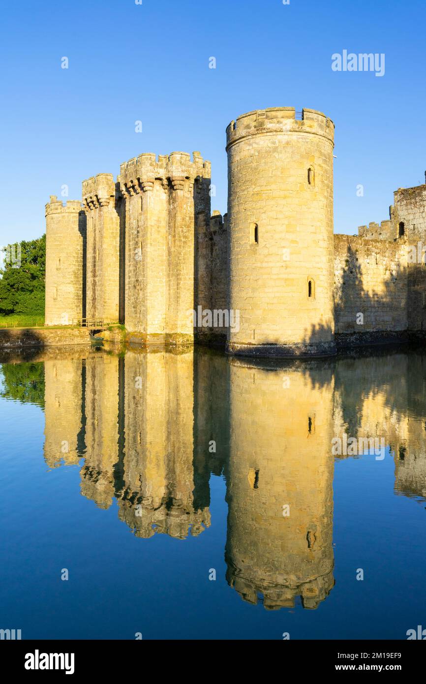 Château de Bodiam avec une réflexion parfaite dans le fossé - Château ...