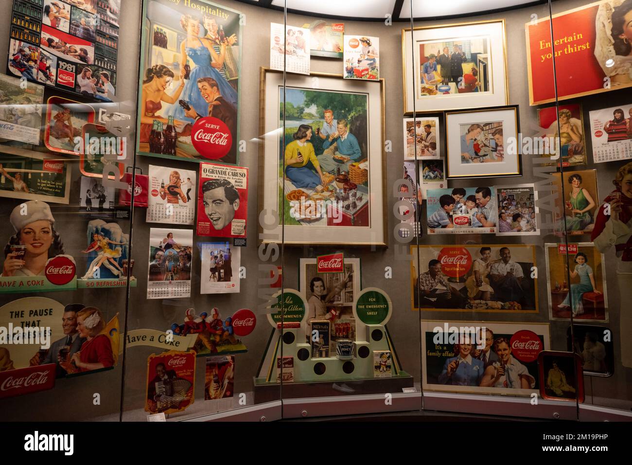 Une exposition de signes de Coca-Cola du monde entier au World of Coca ...
