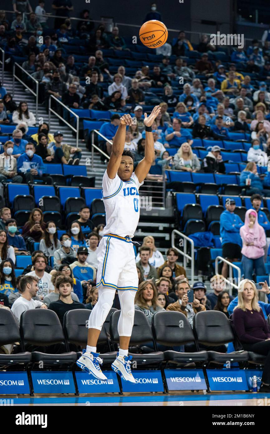 Le garde des Bruins de l'UCLA Jaylen Clark (0) tire lors d'un match de ...