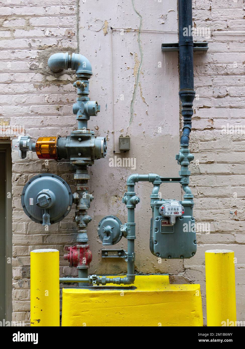 Ligne d'alimentation en gaz naturel et compteur sur le bâtiment de ...