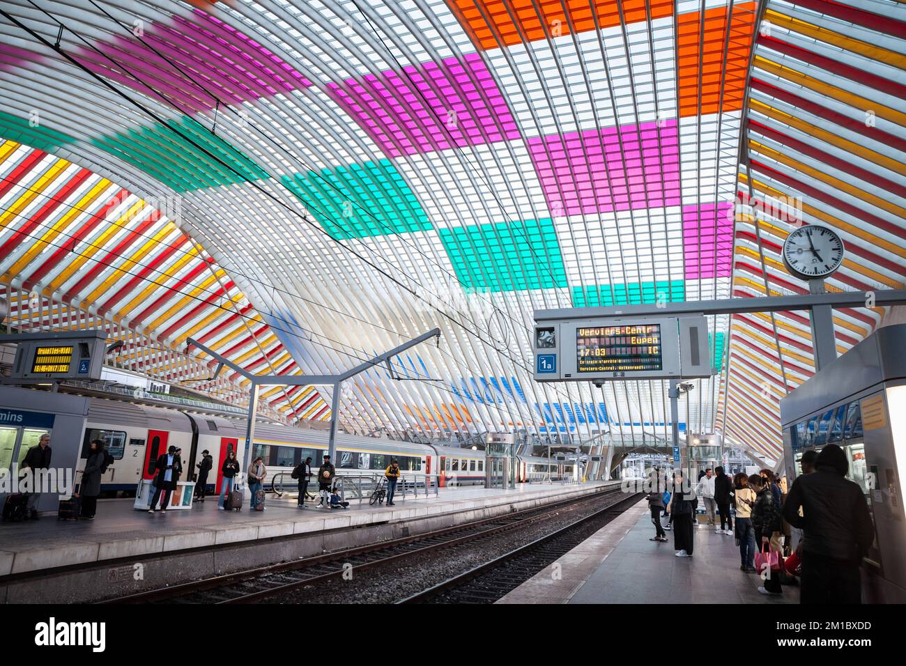 Image d'une plate-forme de la gare de Liège Guillemins. La gare de ...