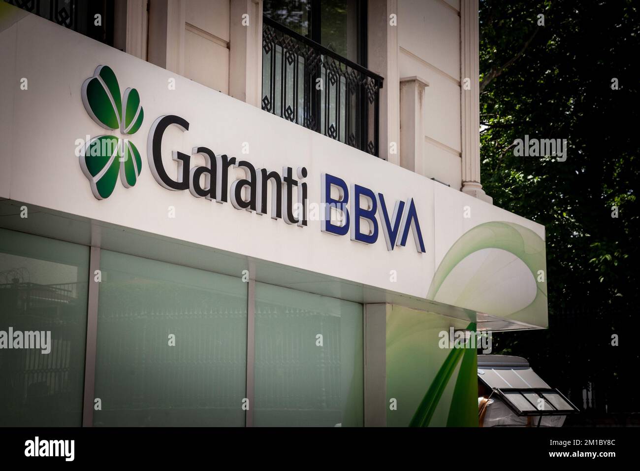 Photo d'un signe avec le logo de Garanti Bankasi pris devant leur banque locale à Istanbul ...