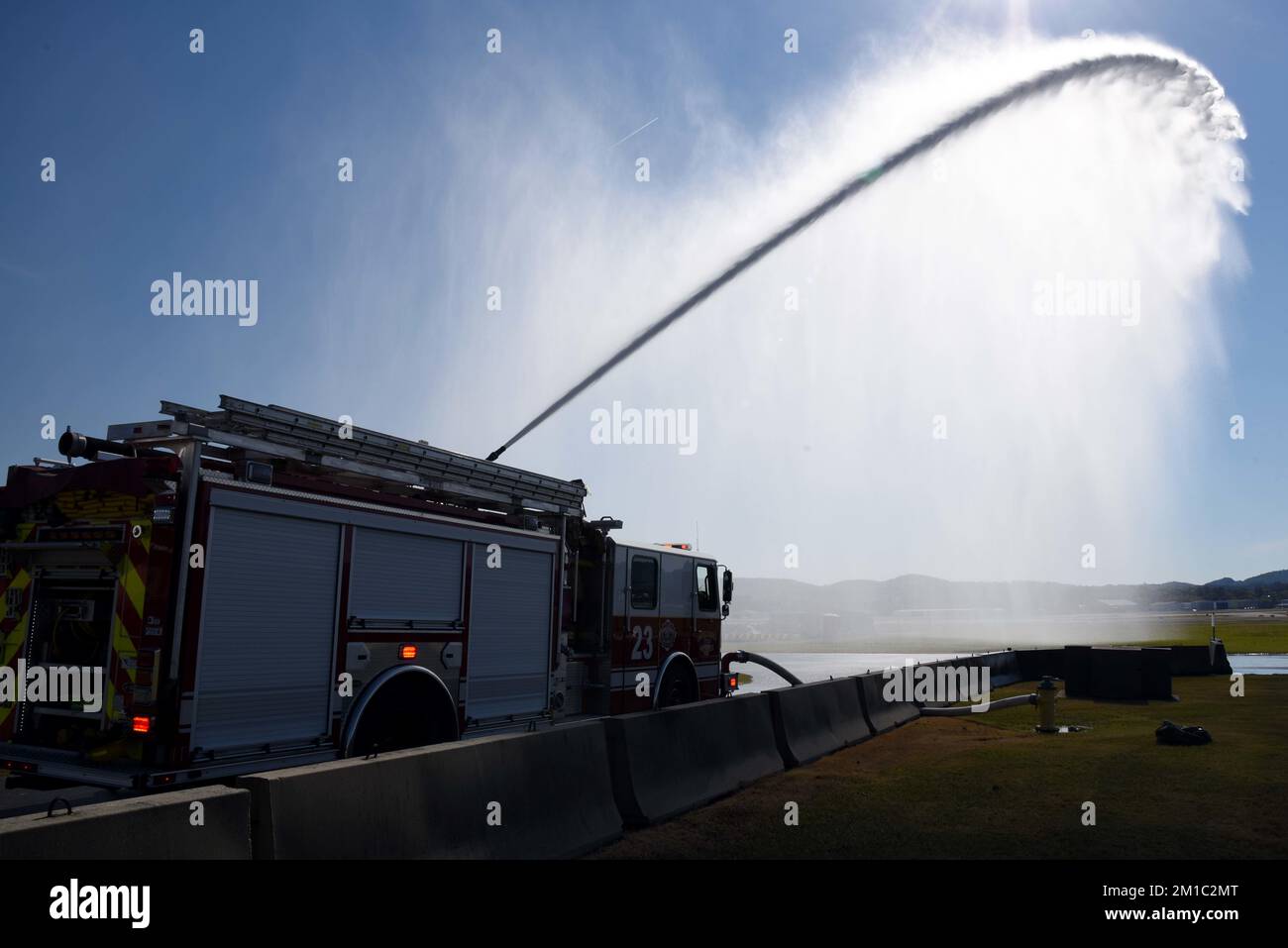 Les pompiers de l'escadron du génie civil 117th utilisent leur fusil à ...