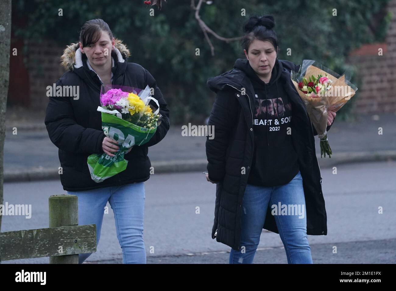 Les membres du public pondent des fleurs près de la scène dans le parc ...