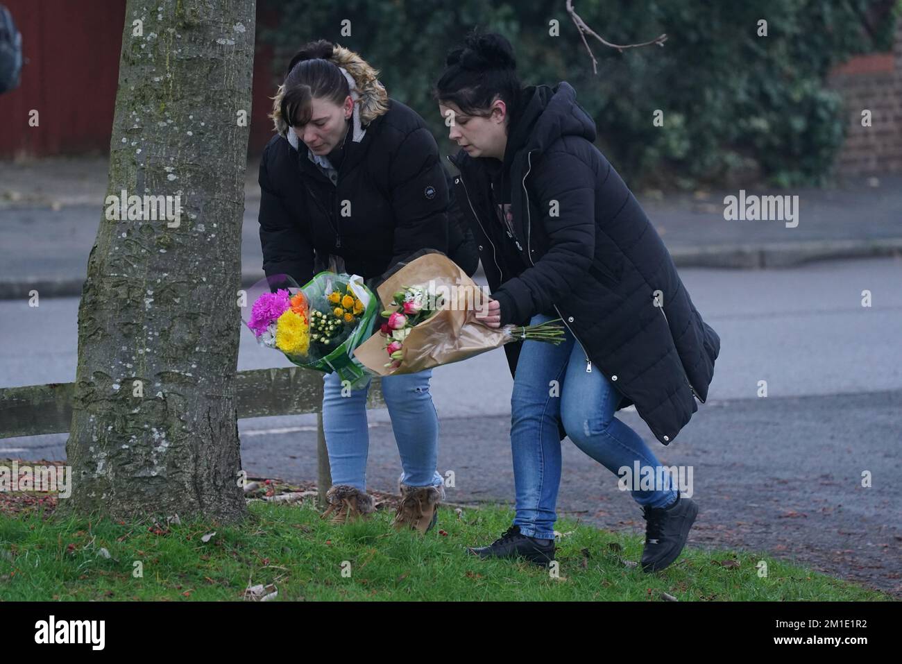 Les membres du public pondent des fleurs près de la scène dans le parc ...