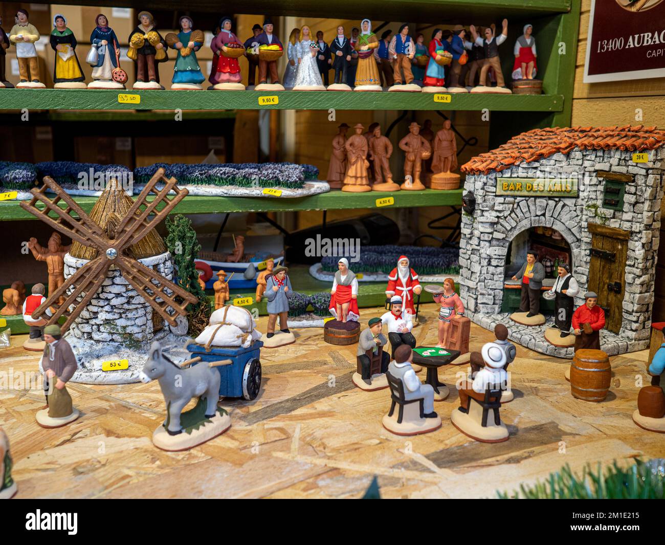 Un santon est une petite figurine peinte à la main en terre cuite ou un ...