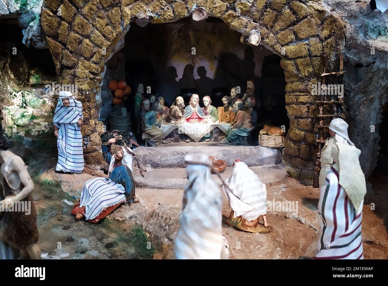 Scène de la nativité artisanale par l'artiste Paolo Durante, exposée à ...