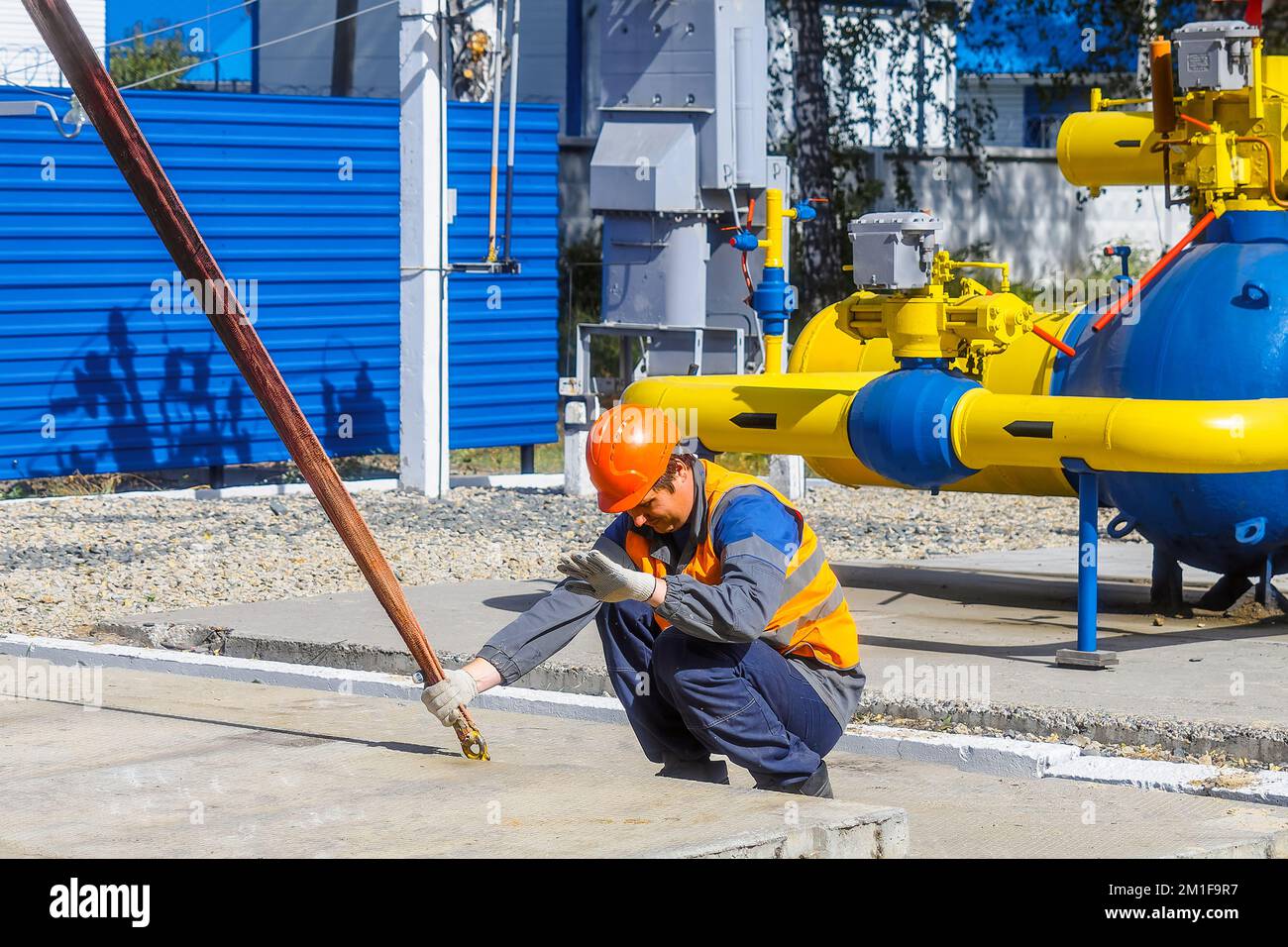 Le Slinger pose une dalle de béton sur le chantier de construction le ...
