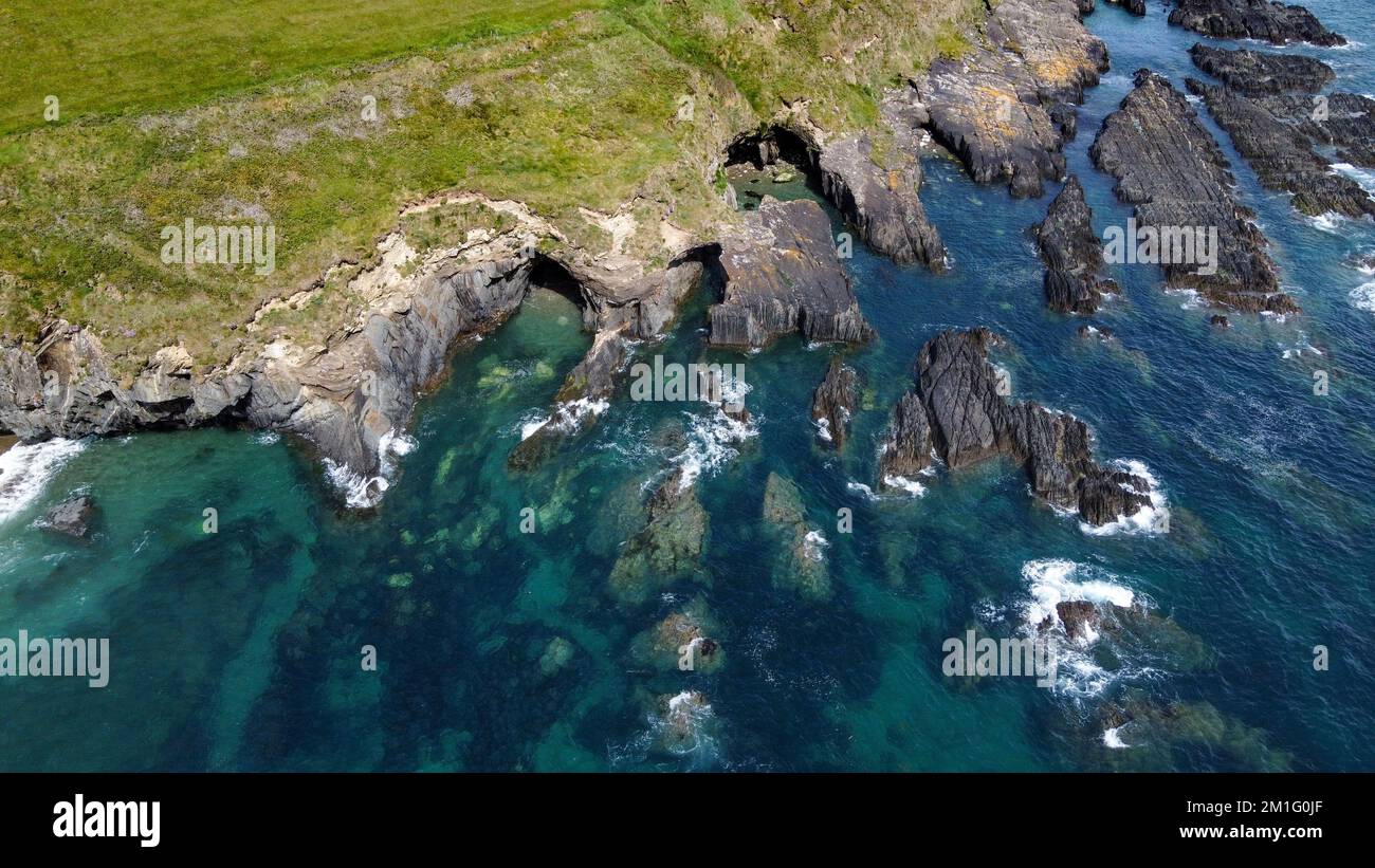 Les côtes rocheuses de la mer celtique le long de la route de l ...