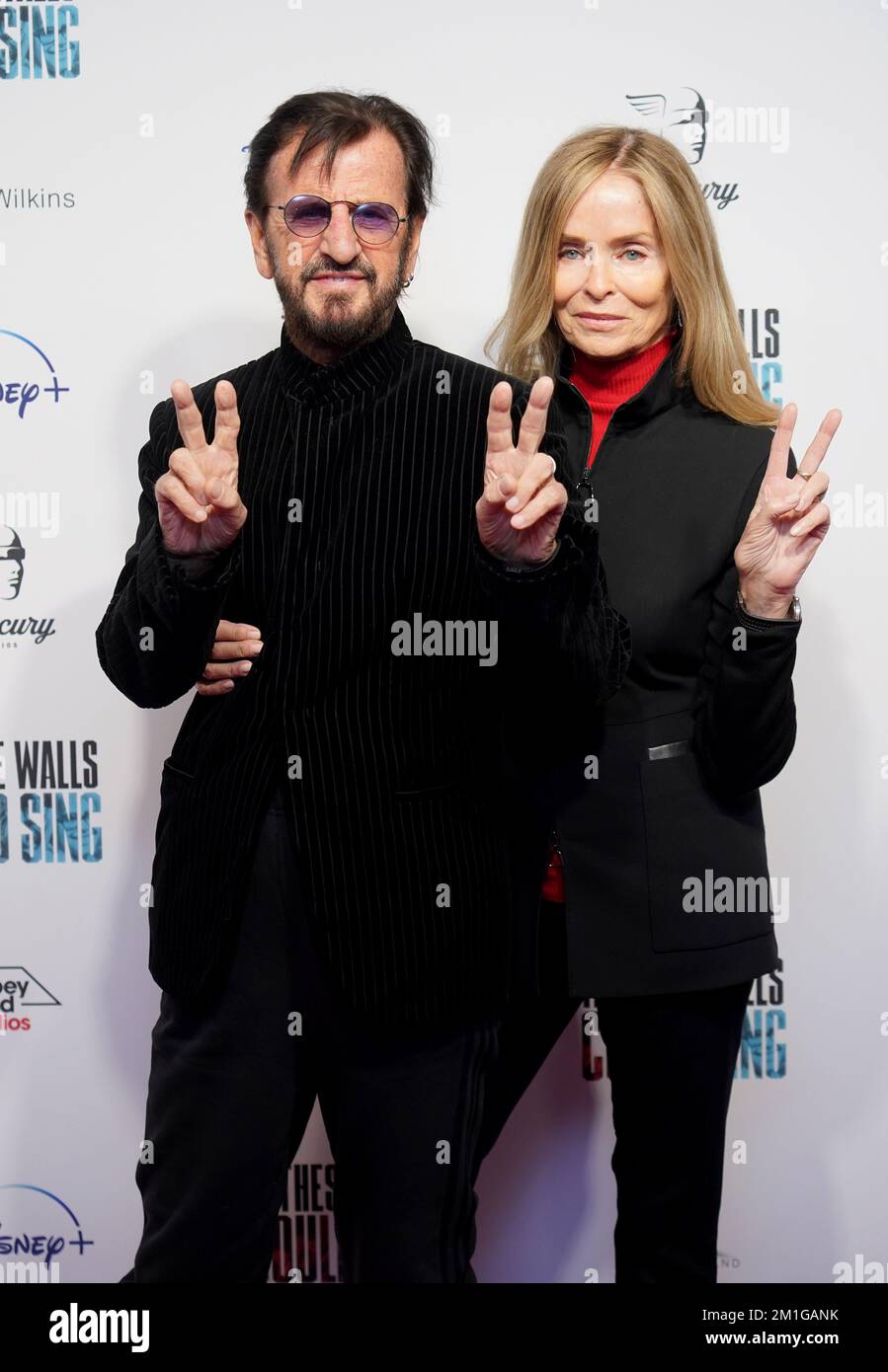Ringo Starr et Barbara Bach assistent à la première britannique du ...