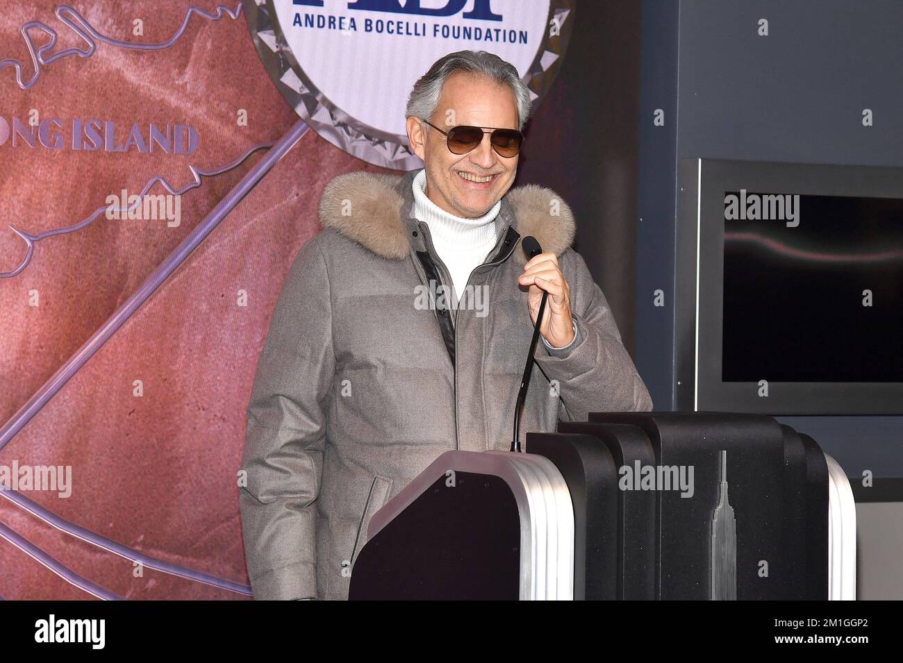 Le ténor italien Andrea Bocelli participe à l'éclairage cérémonial de l ...