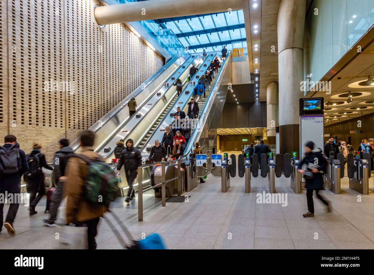 Les escaliers roulants sont occupés par des passagers qui mènent aux ...