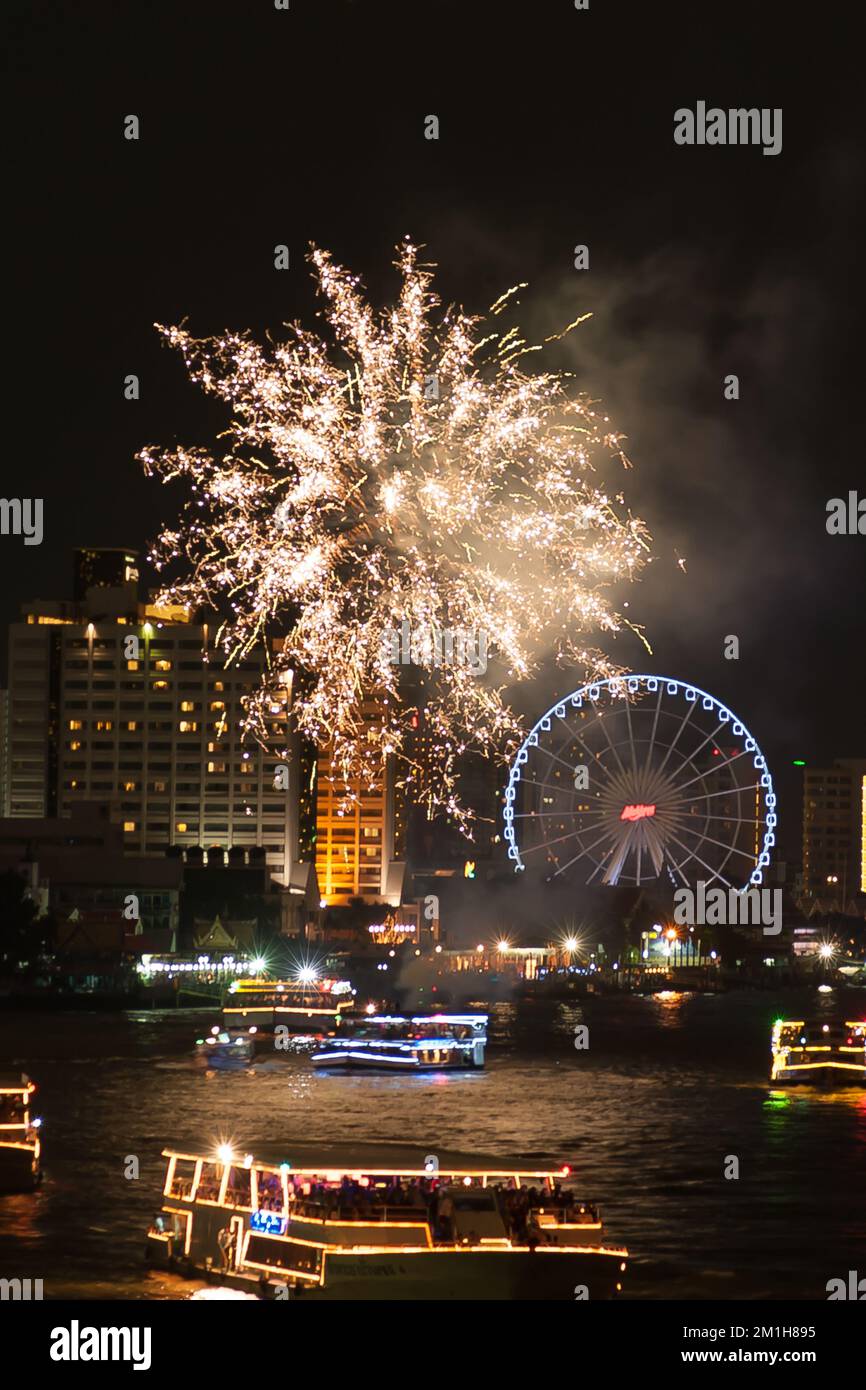 Feux d'artifice hauts en couleur sur la rivière Chao Phraya au festival Loy Kratong, capitale de ...