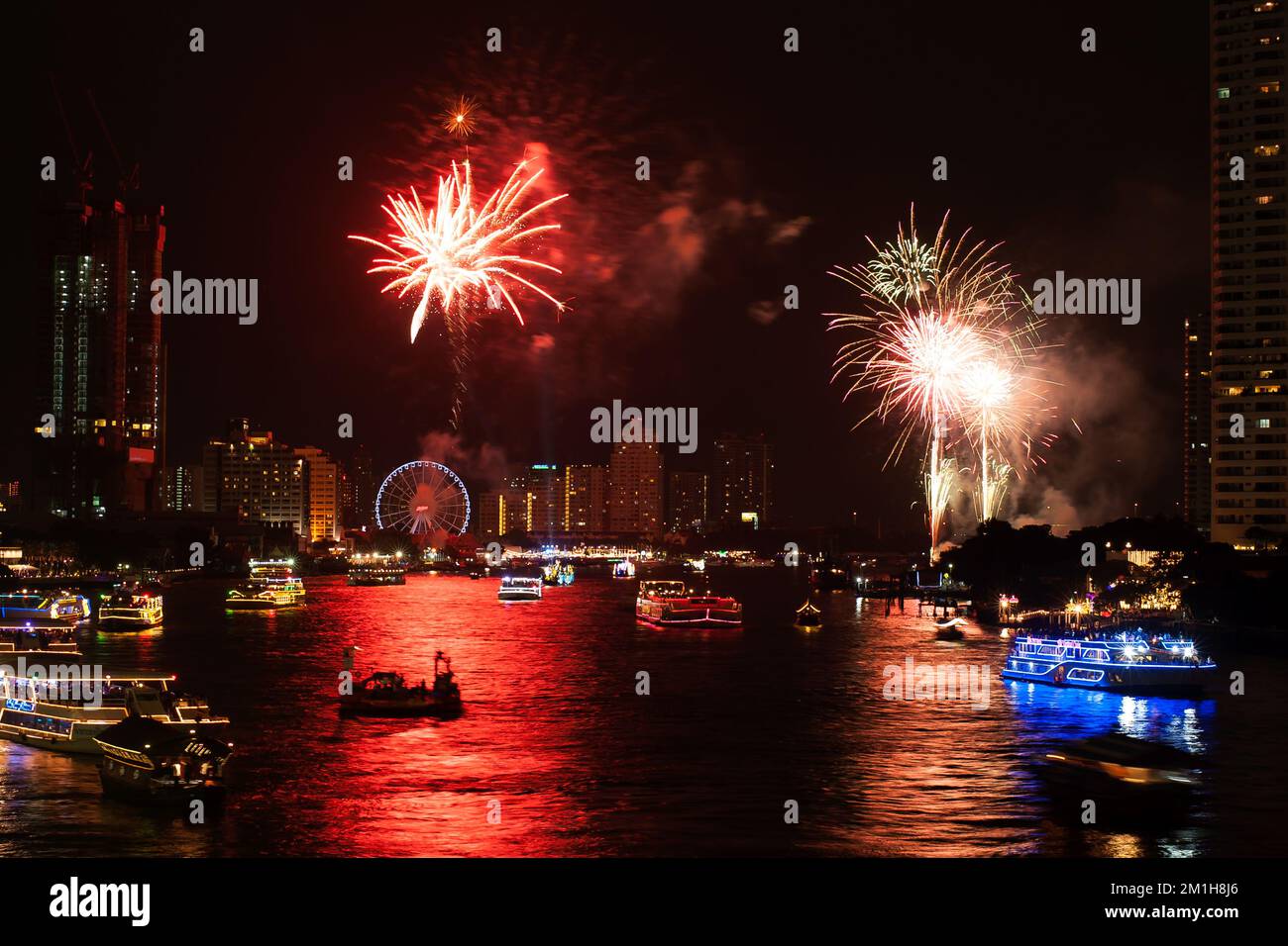 Feux d'artifice hauts en couleur sur la rivière Chao Phraya au festival Loy Kratong, capitale de ...