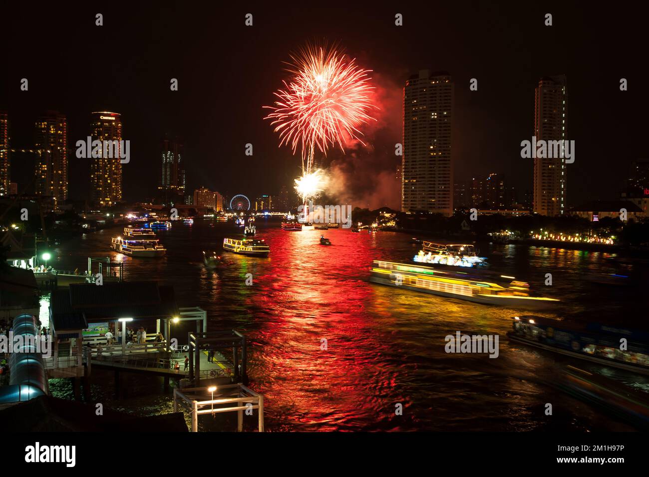 Feux d'artifice hauts en couleur sur la rivière Chao Phraya au festival Loy Kratong, capitale de ...