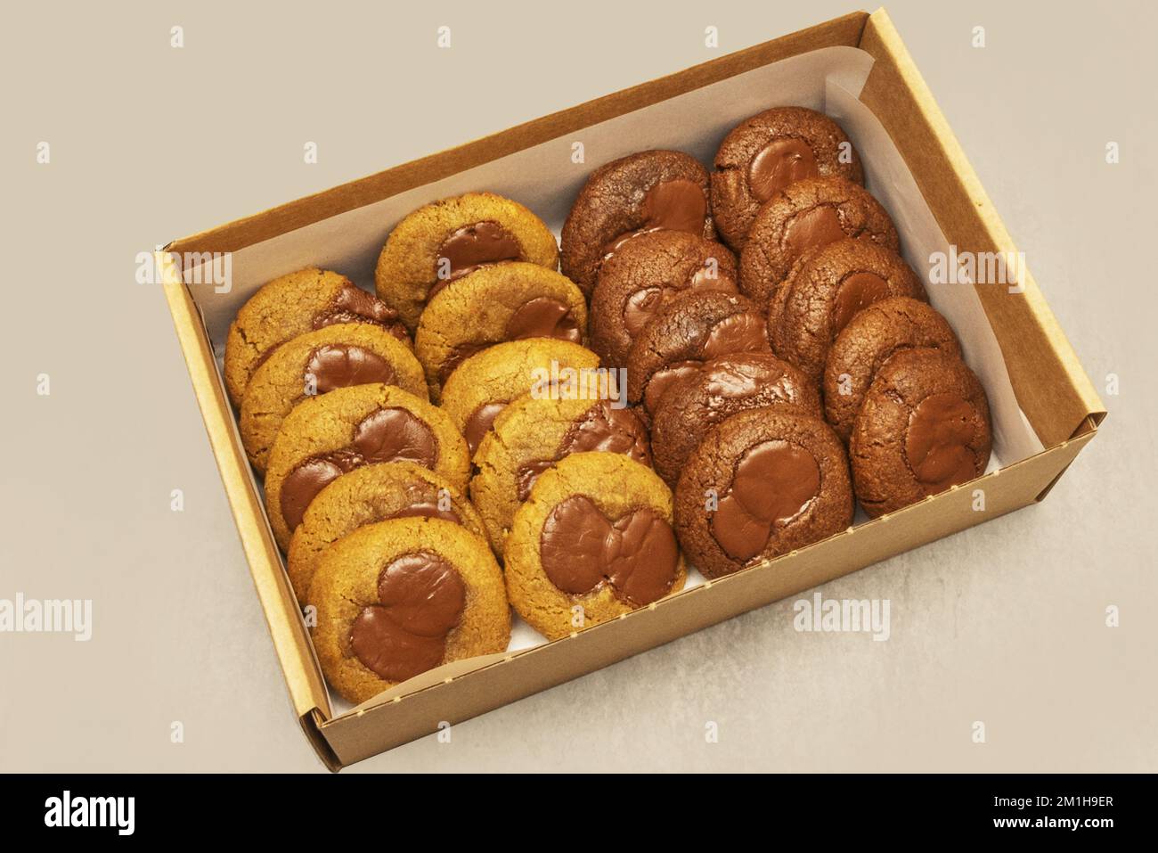 Une boîte en carton de livraison à domicile remplie de deux biscuits ...