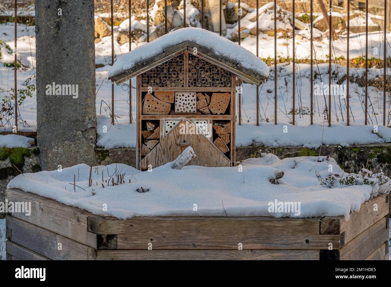 La maison des insectes dans la neige. Un hôtel pour insectes en bois au ...