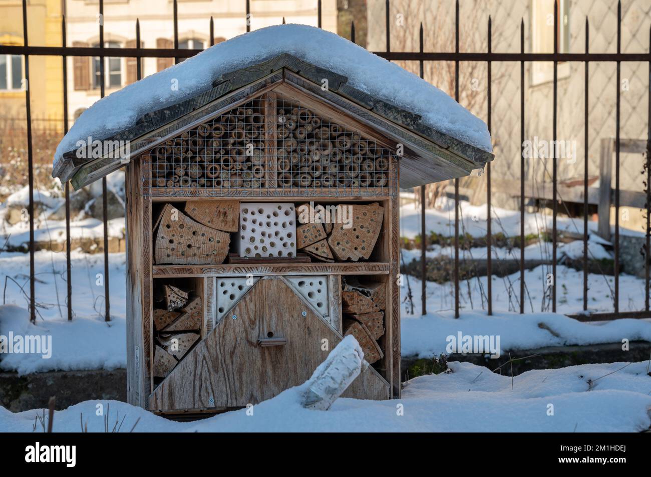 La maison des insectes dans la neige. Un hôtel pour insectes en bois au ...