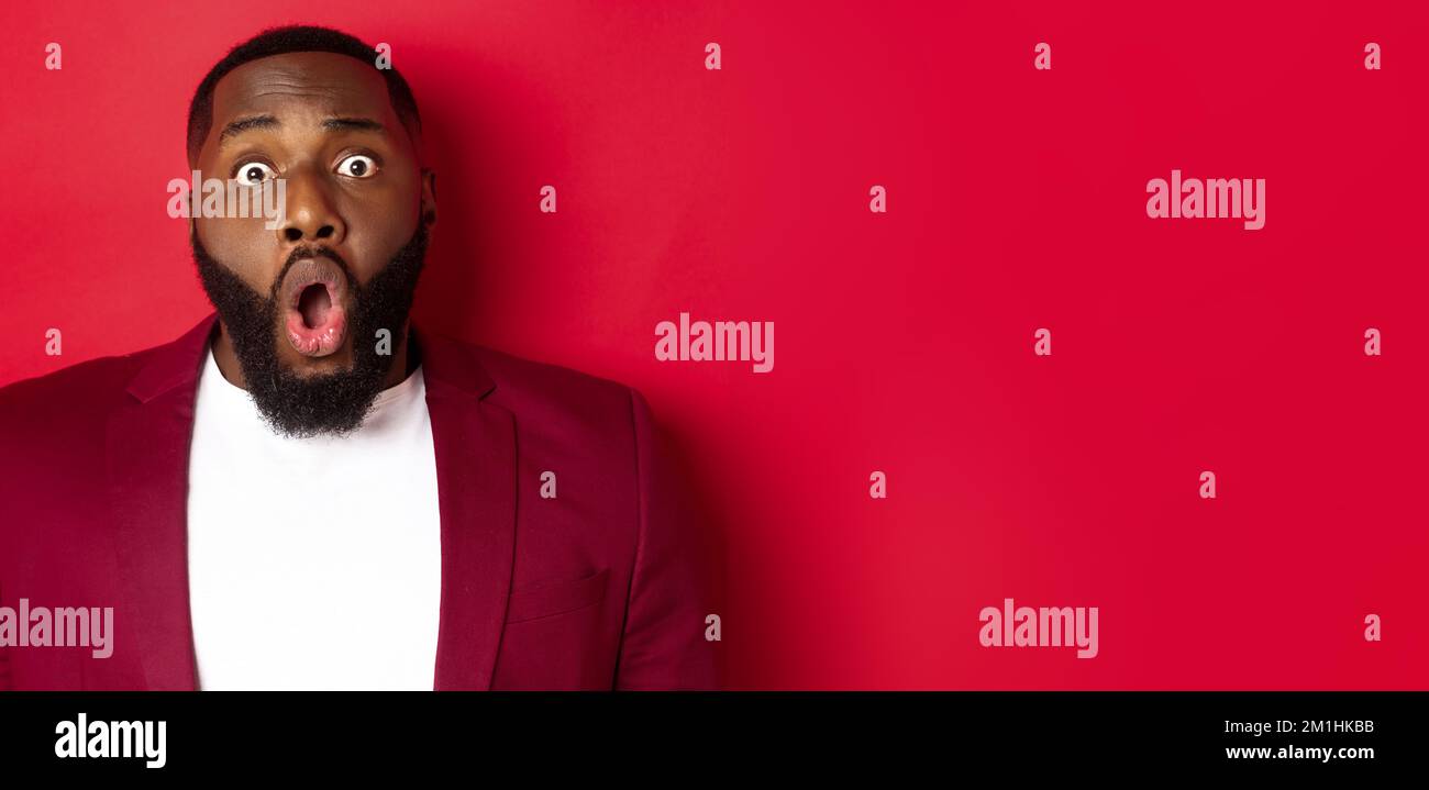 Gros plan d'un homme noir choqué qui resserre la mâchoire et la tombe ...