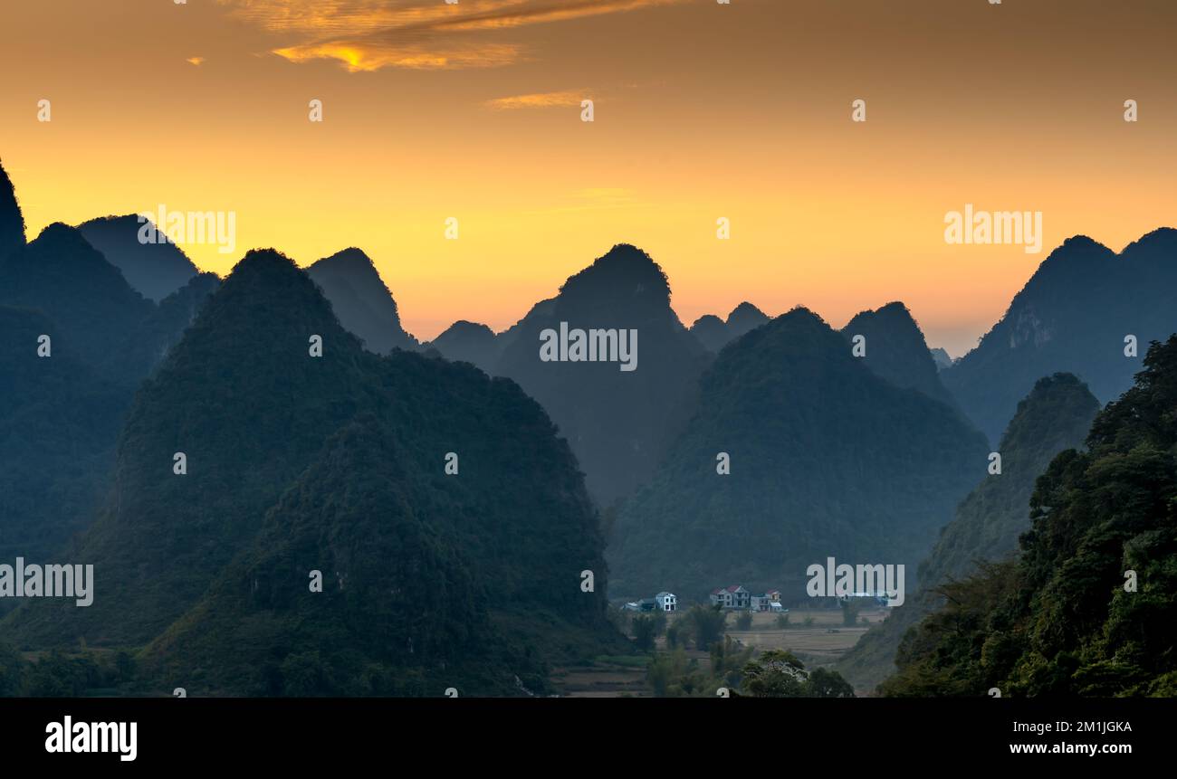Regardez des photos panoramiques du coucher de soleil magique sur le bord de la montagne Phong ...